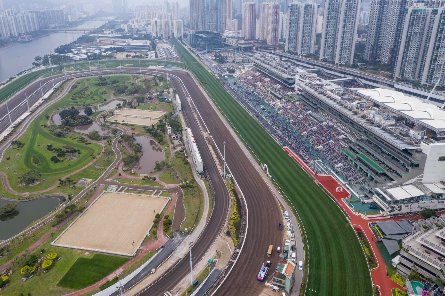 Sandown Racecourse | Iconic Hillside and Lakeside Tracks